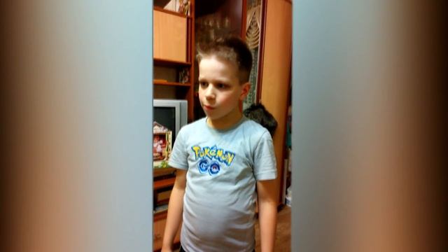 Как дети едят лимон Мальчик ест лимонРебенок ест лимон