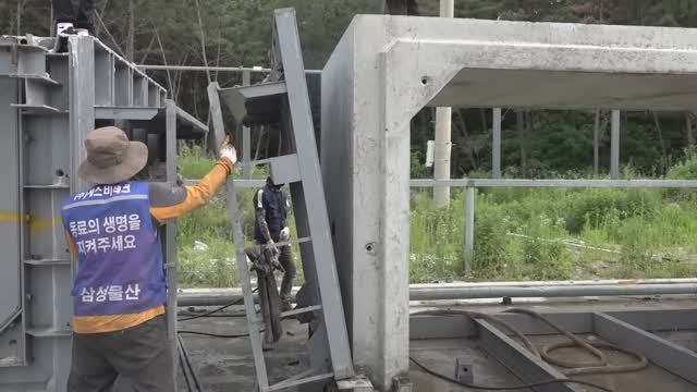Процесс изготовления большой водопроводной трубы. Удивительный корейский бетонный завод