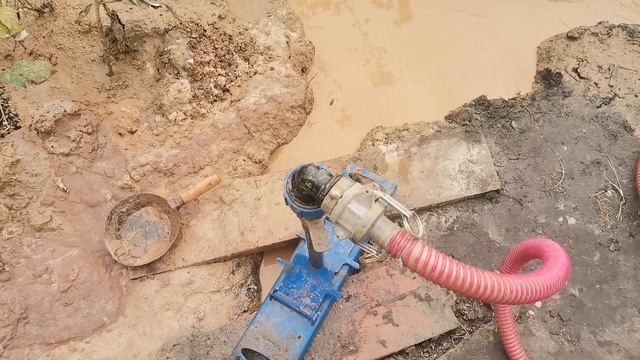 6. Скважина гидробурением, под обсадную -125 НПВХ трубу. День шестой!