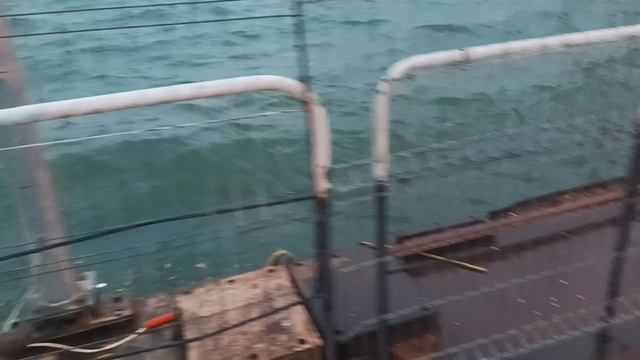 Вода поднялась настолько что понтонный мост начал деформироваться. Машины даже не могут выехать