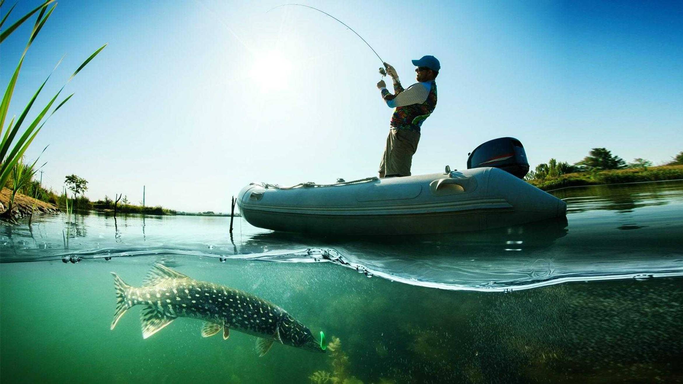 Рыбалка с лодки в сельском пруду.