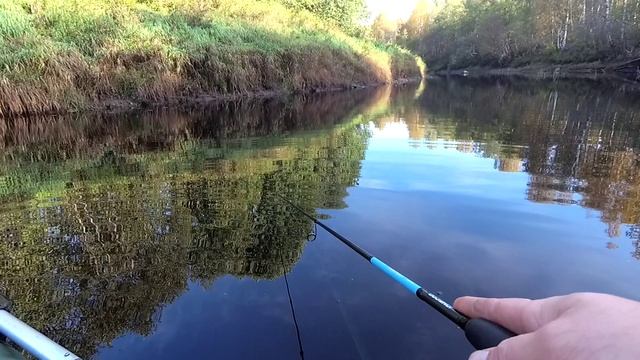 Рыбалка на речке осенью с лодки