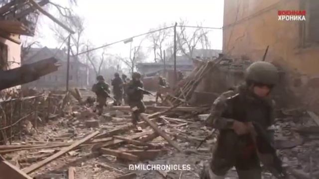 Морпехи входят в Мариуполь. Еще рюкзак не красный