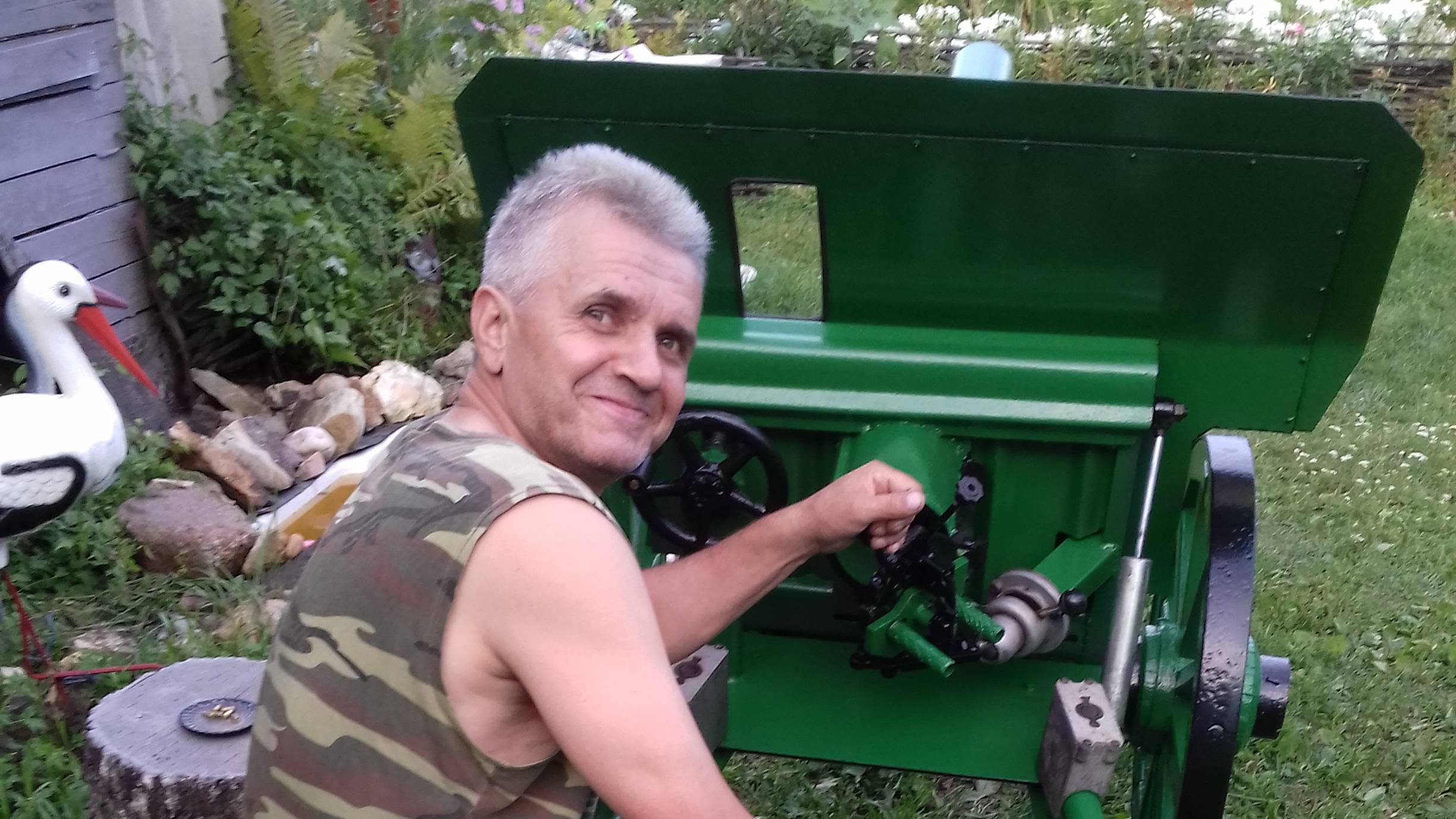 Макет пушки в зоне отдыха.