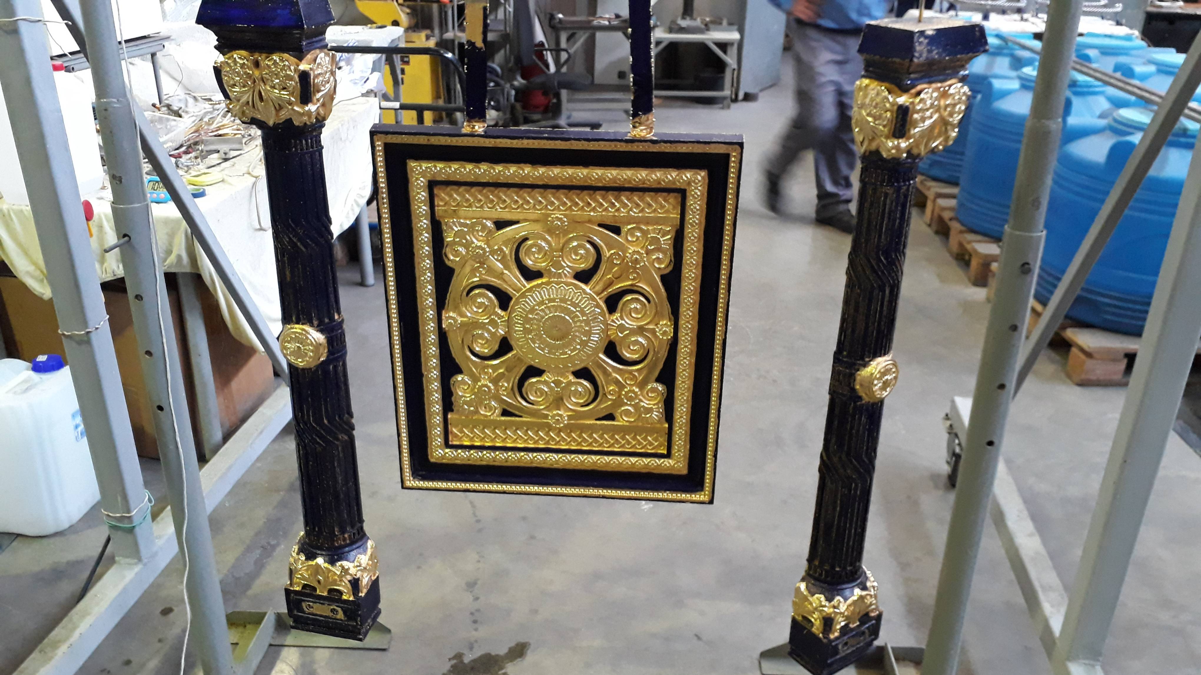 золочение чугунной часовни в Петербурге