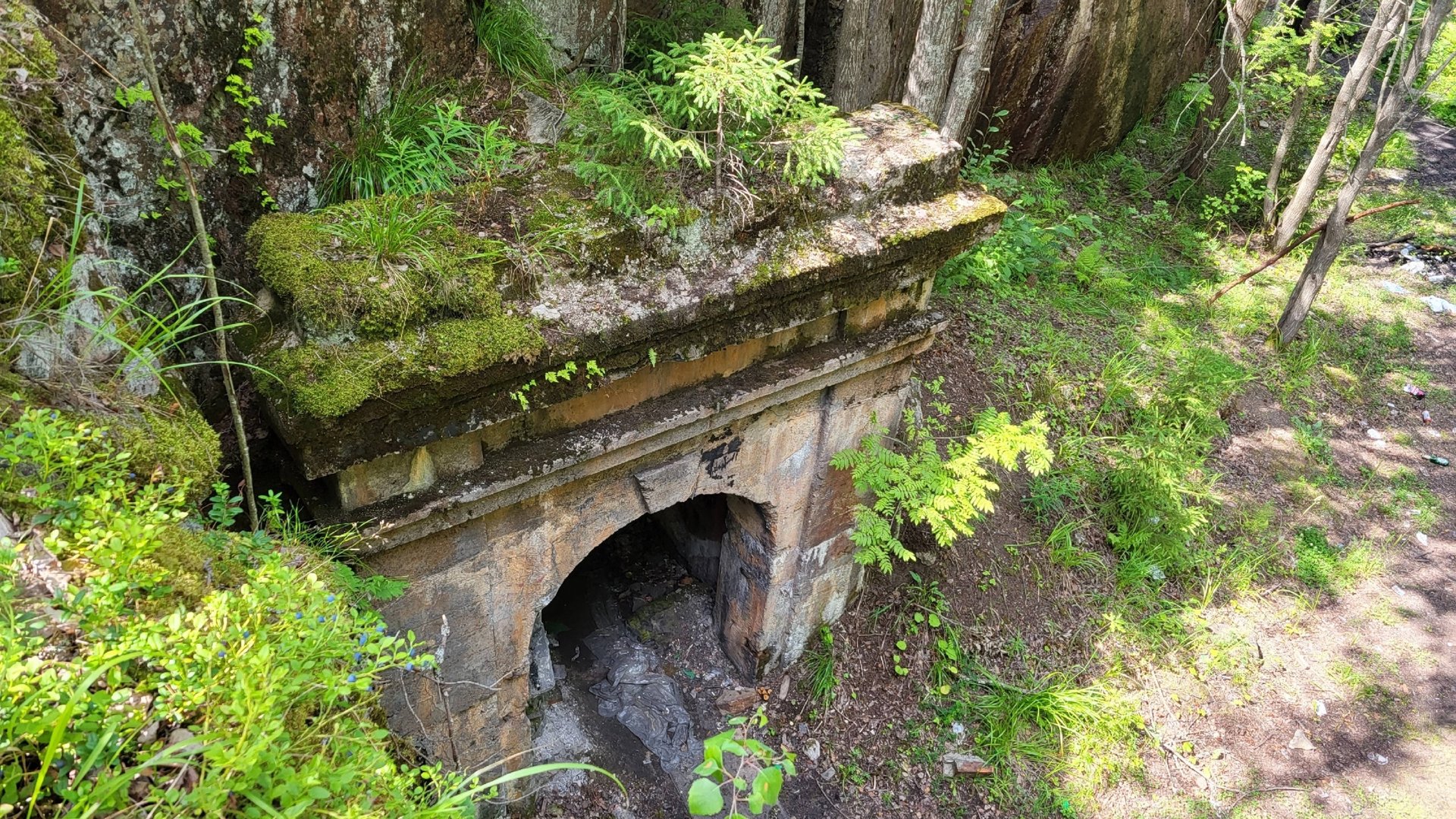 Выборг. Пороховой погреб Херттуала и Развалины усадьбы Пиени-Херттуала