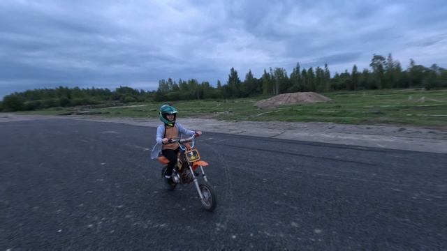 Мотовыходной, дети на мотиках