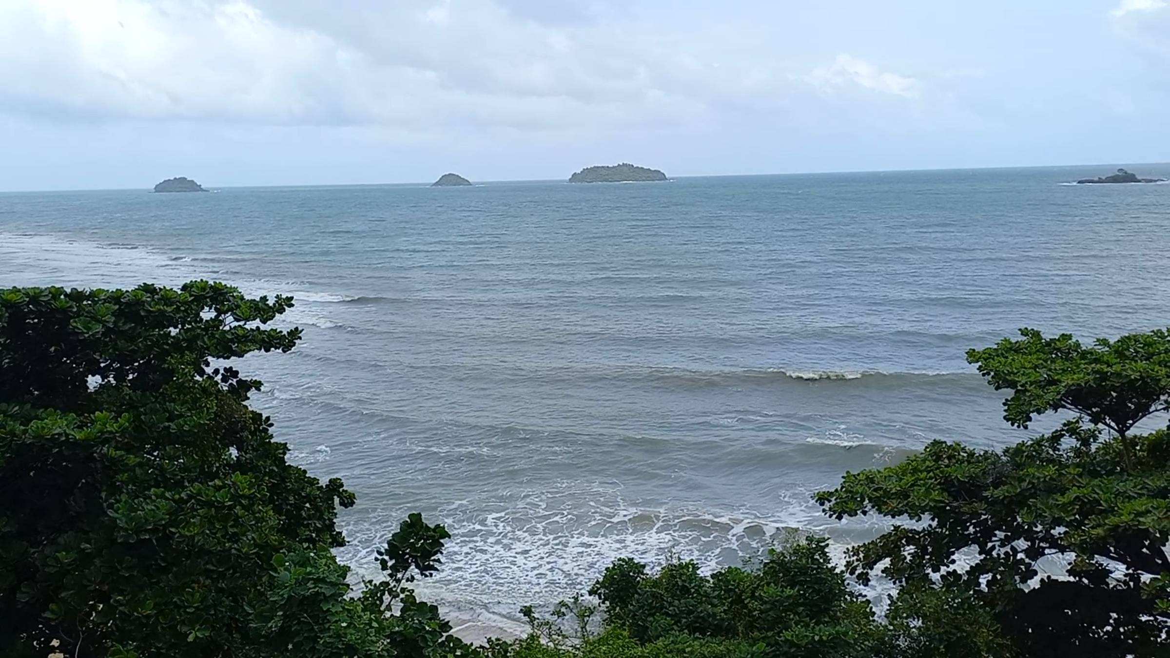 Вид с террасы номера SUPERIOR OCEAN VIEW в отеле Koh Chang Cliff Beach Resort 4*. Ко Чанг, Таиланд.