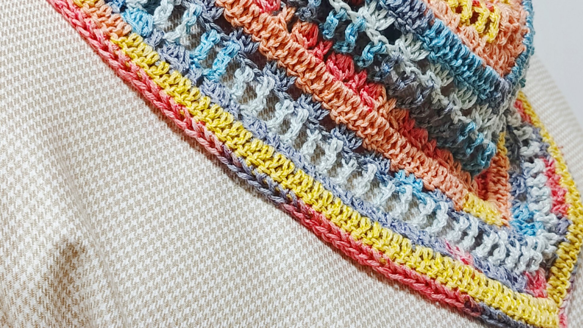 Часть 1. Яркая косынка крючком, первые 6 рядов МК.mp4