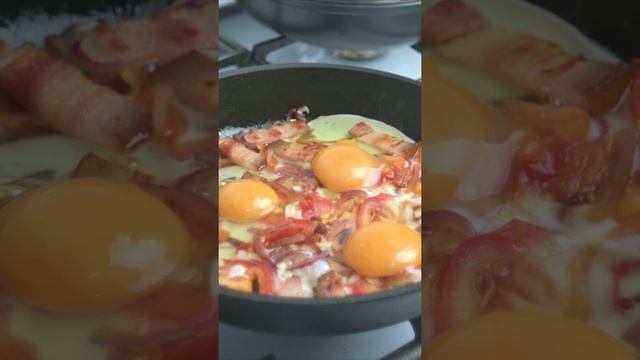 Мужской завтрак - яичница с томатами и беконом