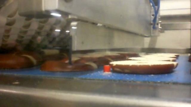 Нарезка брецелей на горизонтально режущей машине Krumbein HGS