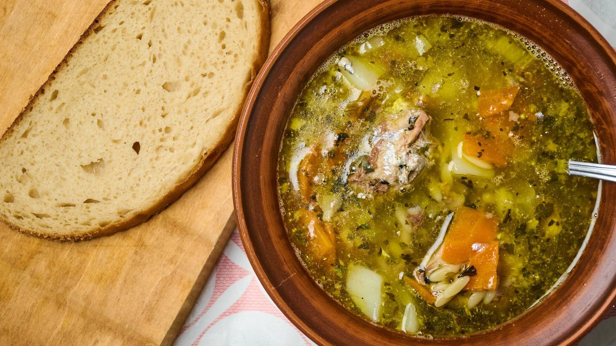 Суп с рыбными консервами и пастой орзо