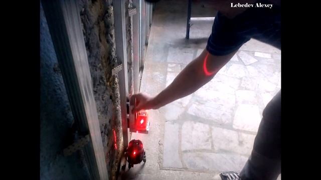 Магниты держат лазерный нивелир