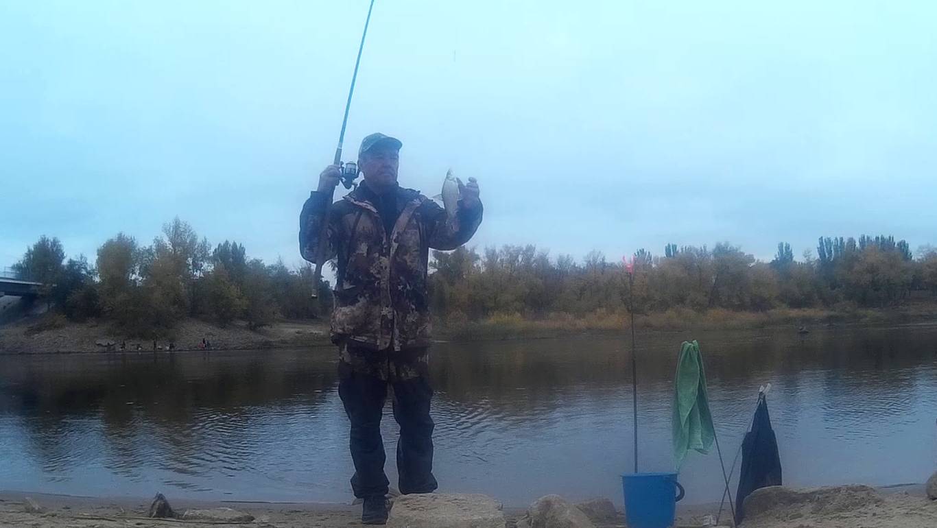 Поздняя осень рыбалка на Ахтубе плотва и густера не давали скучать.