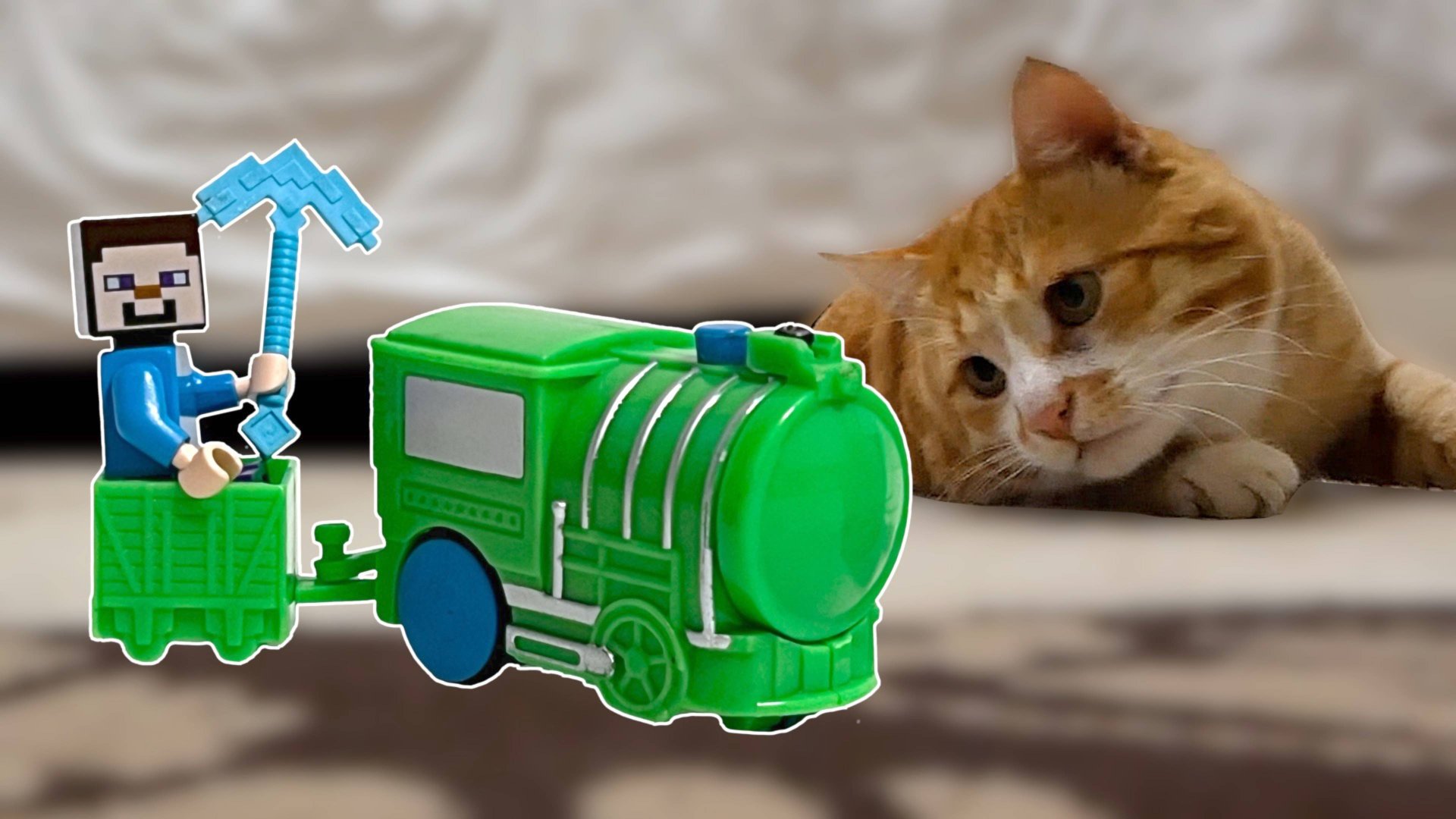 Котик ловит игрушечный паровозик со Стивом из Майнкрафта / Видео про поезда игрушки