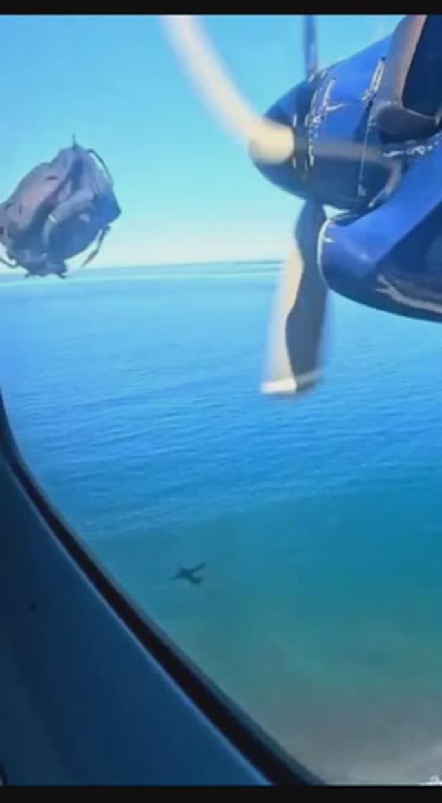 Пассажиров самолёта увидел как пролетает рюкзак за бортом самолета