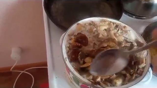 Варю грибное ассорти. Лисички сыроежки и грибы породы вкусно пахнут.😁😁😁