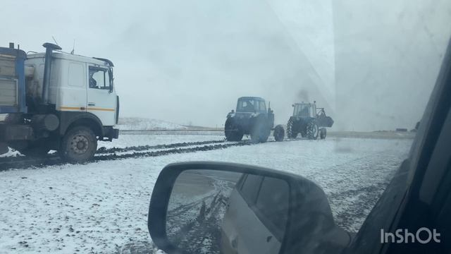 МАЗ-ЗЕРНОВОЗ БУКСУЕТ В СНЕЖНОЙ КРУГОВЕРТИ. ВЫТЯГИВАЕМ ТРАКТОРАМИ.