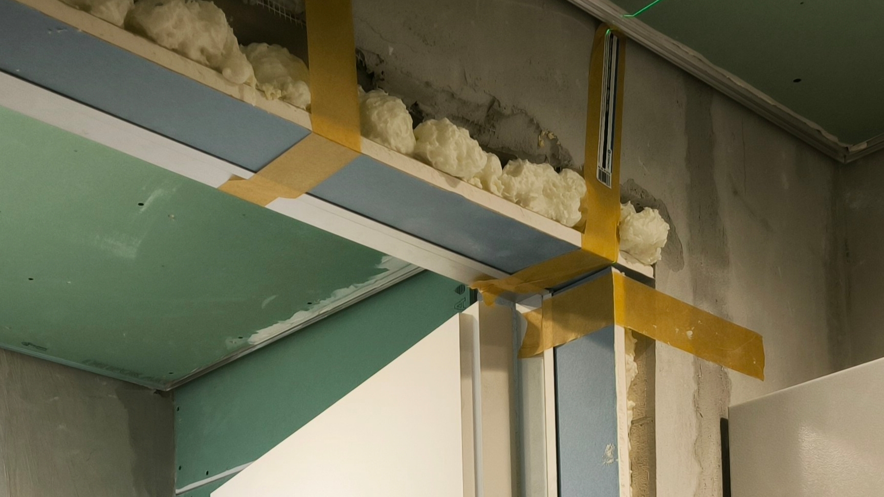 Монтаж откосов межкомнатных дверей инвизибл