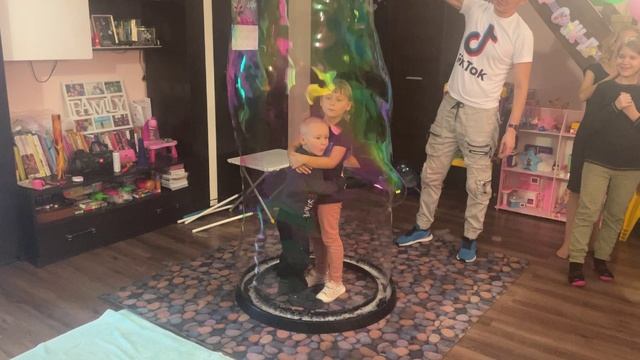 с младшим братом в одном мыльном пузыре