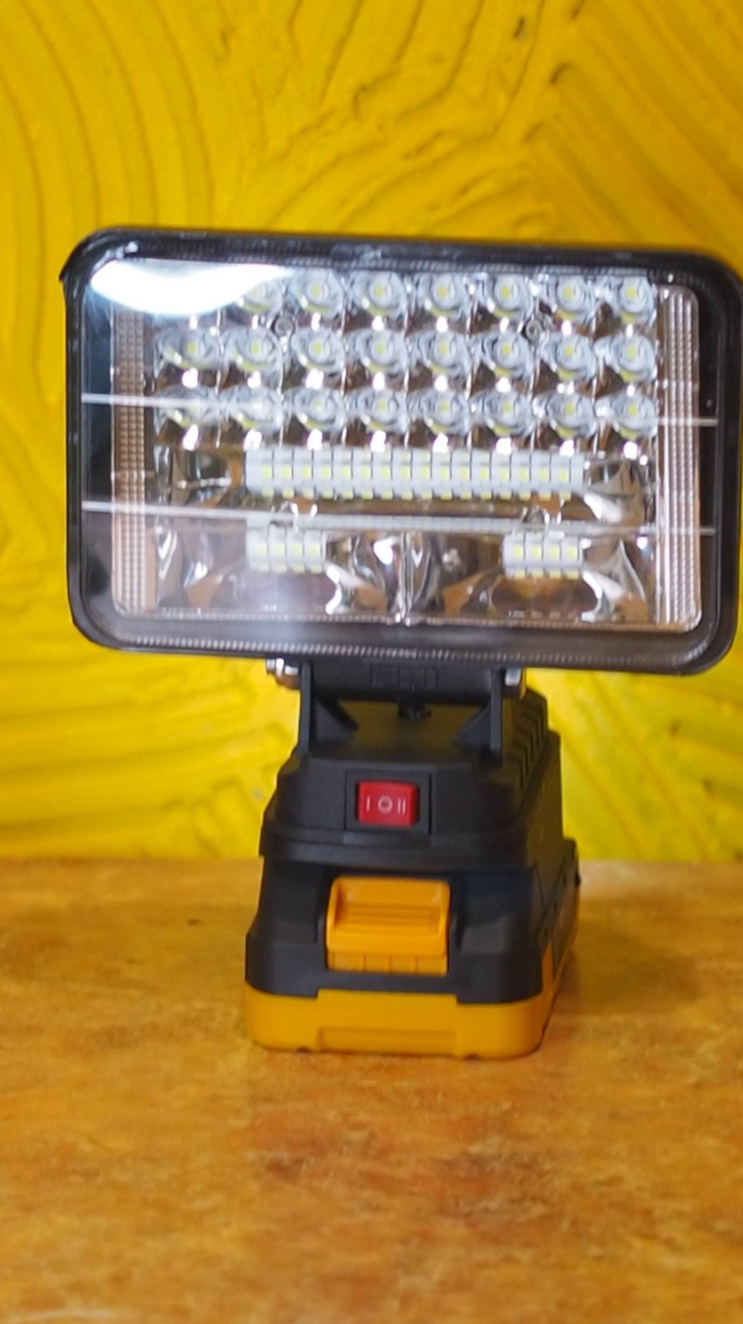 Мощный прожектор для аккумулятора Макита и Деко