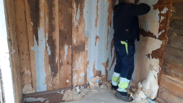 Приступили к утеплению "удобств"...