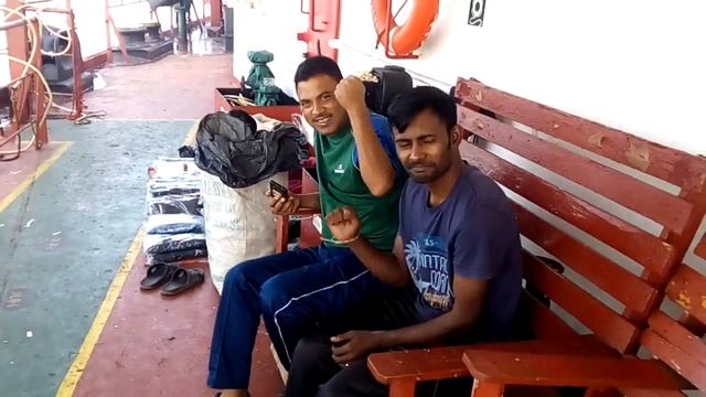 Бангладеш Читагонг. Жизнь рабочих, всевозможные поделки на базаре на корме.