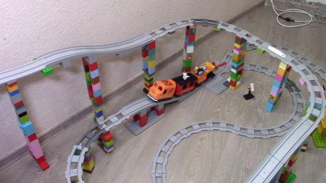 Лего Дупло мегадорога 2. LEGO DUPLO TRAIN on MEGA circuit.