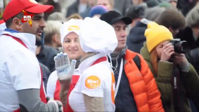 В МОСКВЕ В ЧЕСТЬ МАСЛЕНИЦЫ ИСПЕКЛИ ГИГАНТСКИЙ БЛИН: КП