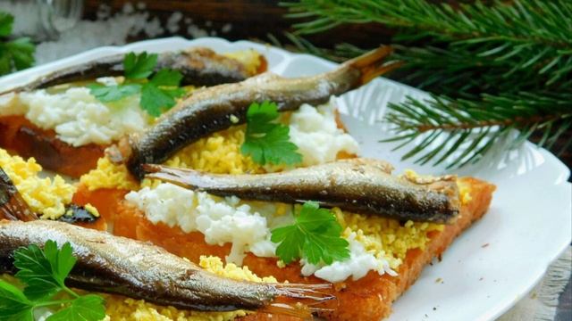 Новогодние угощения: идеи бутербродов со шпротами для праздничного стола