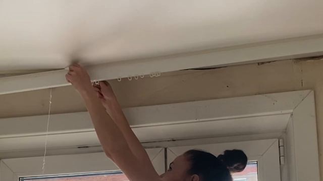 Бюджетный ремонт в детской/Как подрезать обои под натяжным потолком /Приклеенная гардина/