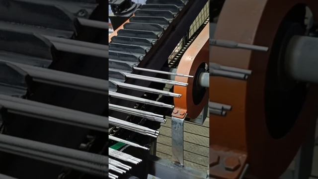 электроды на ленте конвейере