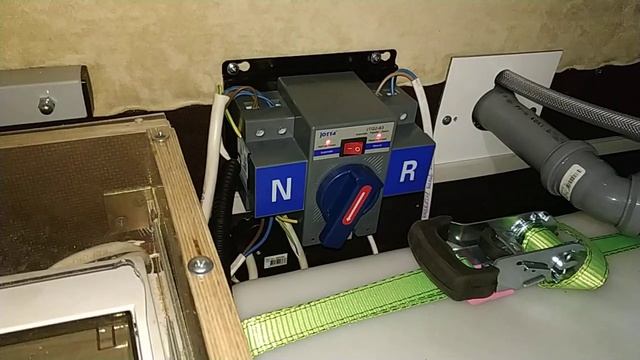 Автоматический переключатель напряжения. Красный Мерседес.