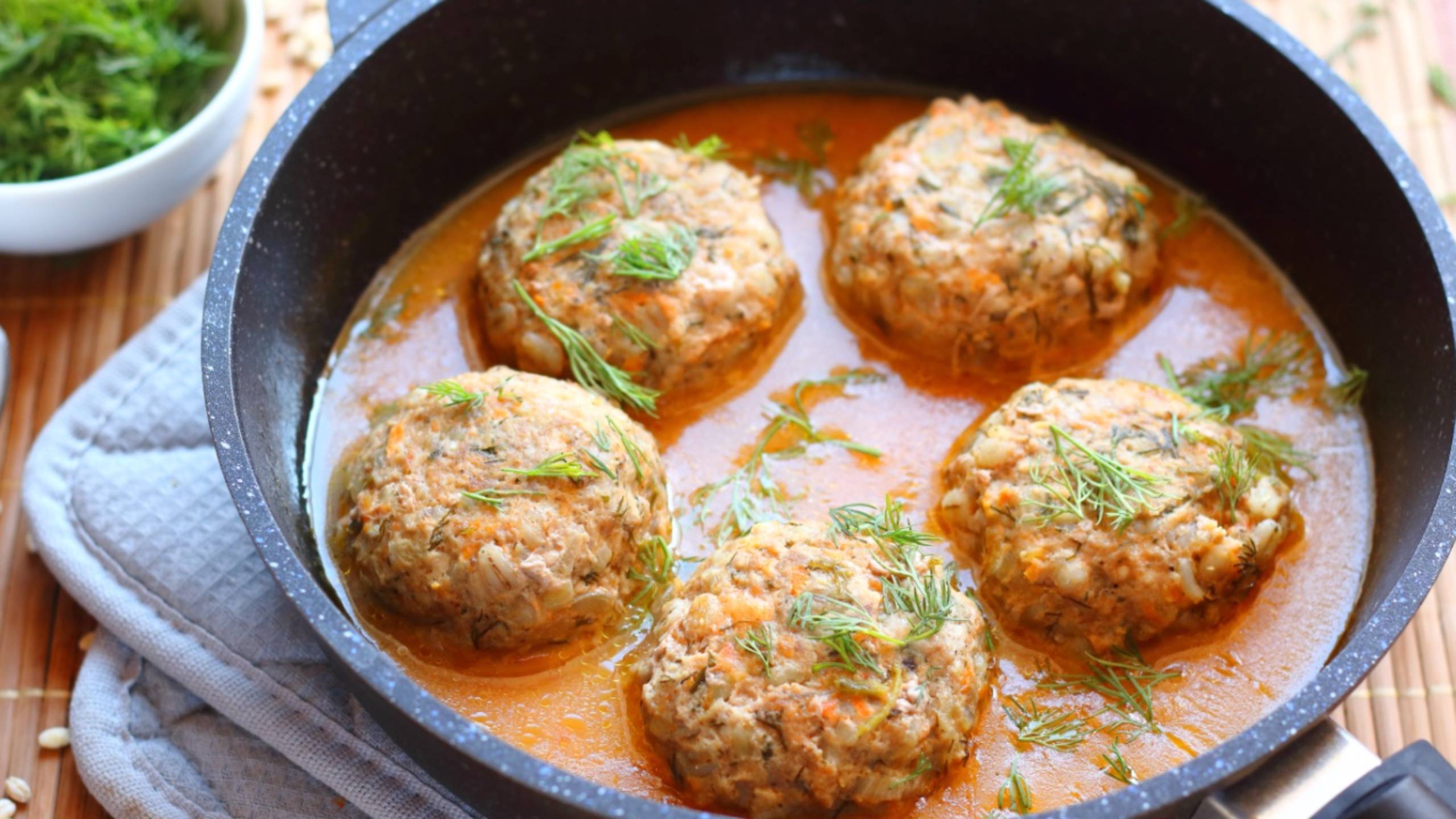 Сочные тефтели с перловкой в томатном соусе на сковороде? - вкусно с рисом или макаронами!