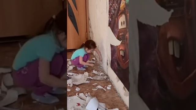 Дети делают ремонт в своей комнате