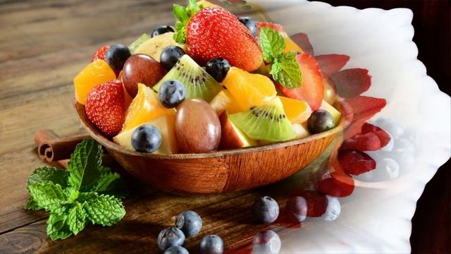 Как красиво подать фрукты и ягоды на праздничный стол