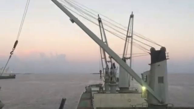 Крановшик 80 уровня ломает стрелу на судовом кране - the ship broke derrick