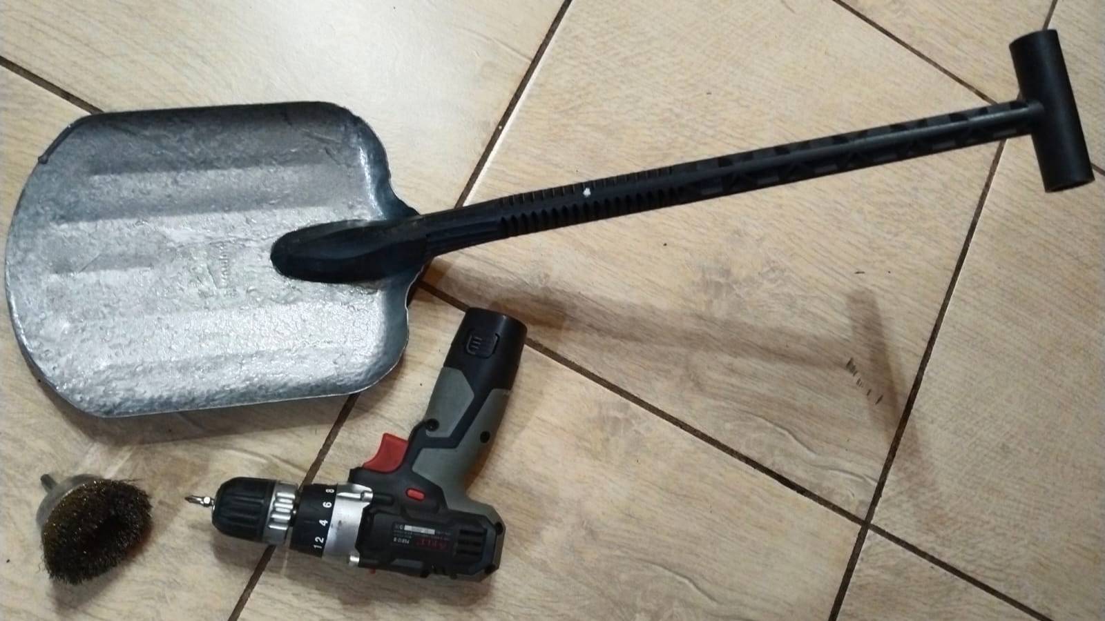 Готовим лопату в багажнике к зиме