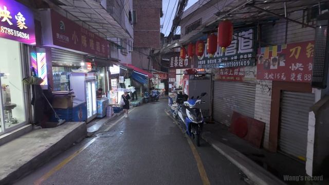 China's Urban Village Walk. Dark alleys and shabby noisy streets. Meikuang Village, Guiyang City・4K