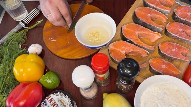 СТЕЙКИ ФОРЕЛИ, ЗАПЕЧЕННЫЕ В ФОЛЬГЕ НА УГЛЯХ! НЕЖНЕЙШАЯ РЫБА ТАЕТ ВО РТУ!