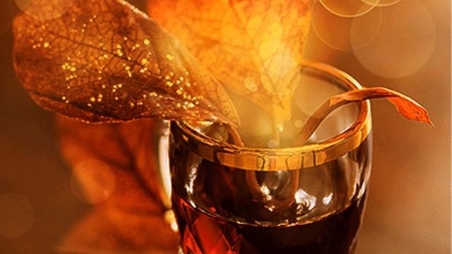 Осенний футаж. Листья в бокале с вином