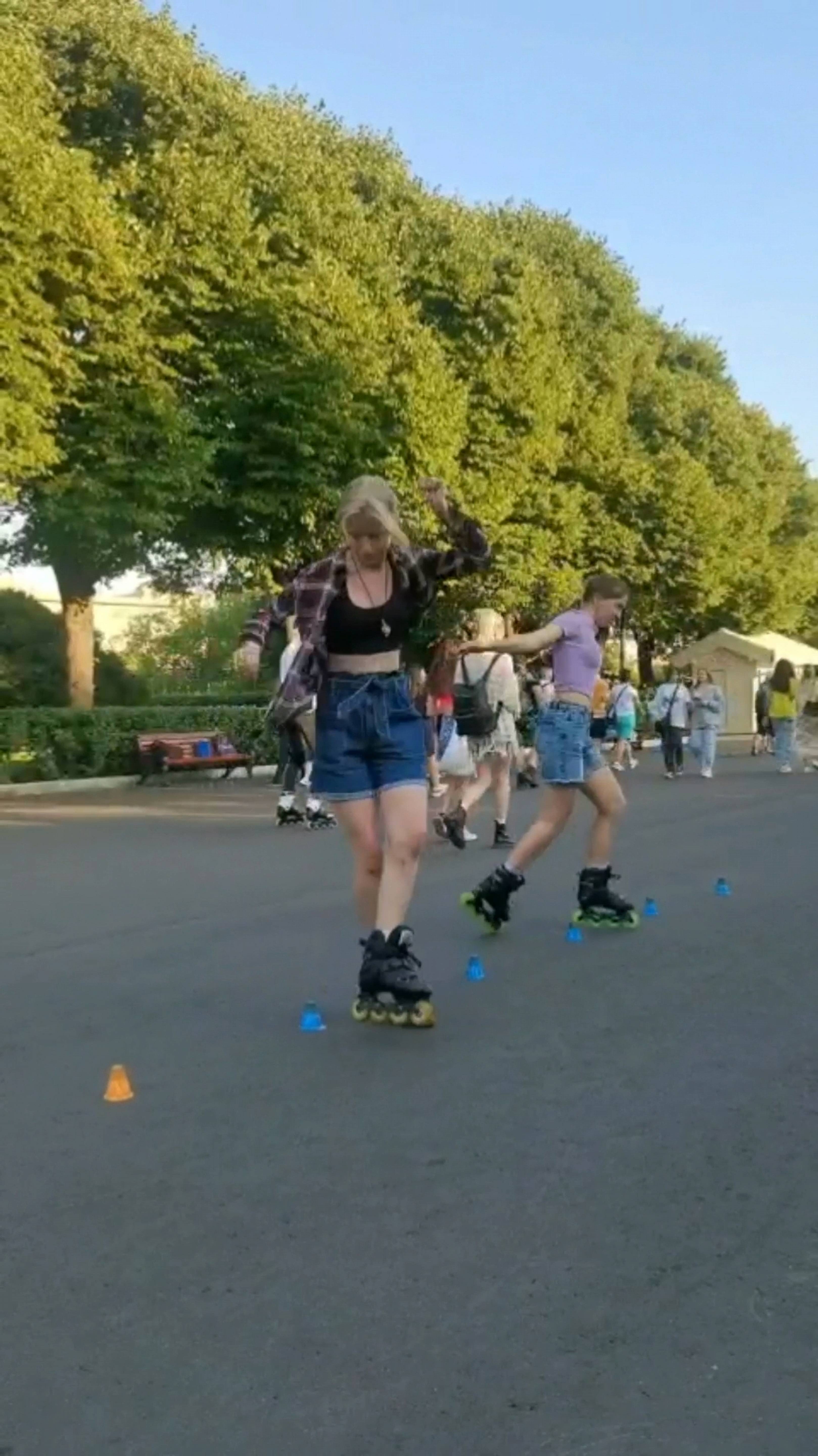 Девочки катают стайл-слалом