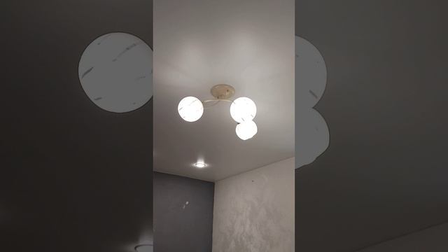 ИСПРАВЛЯЕМ КАСЯК МОНТАЖНИКОВ Замена ПВХ полотна на натяжном потолке #shorts #натяжныепотолки