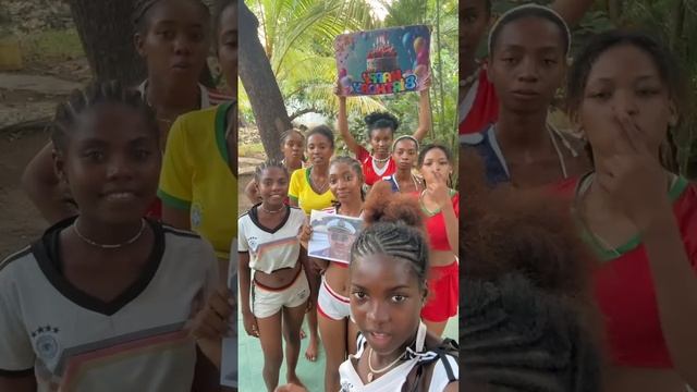 Красотки из Африки поздравляют!