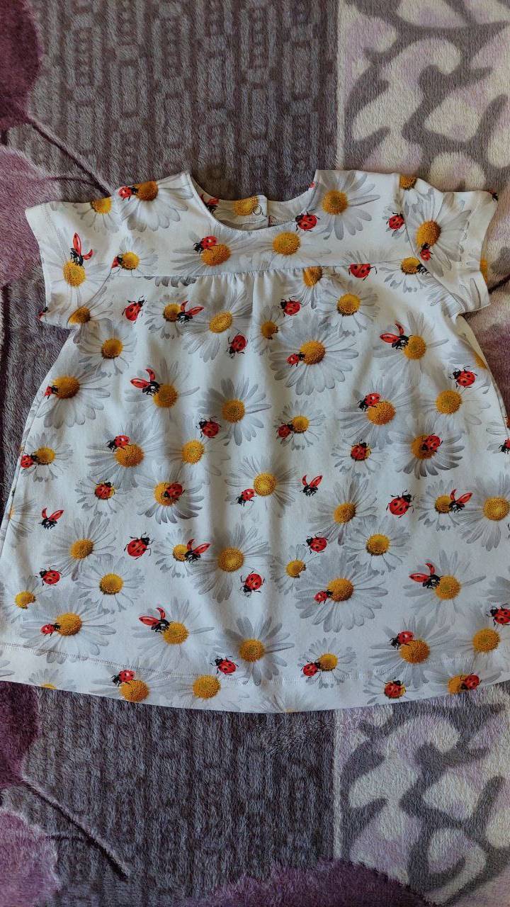 Накроила четыре платья по одной выкройке, штанишки и футболочку с поло на подарки 🎁