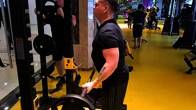 Сгибание рук стоя со штангой