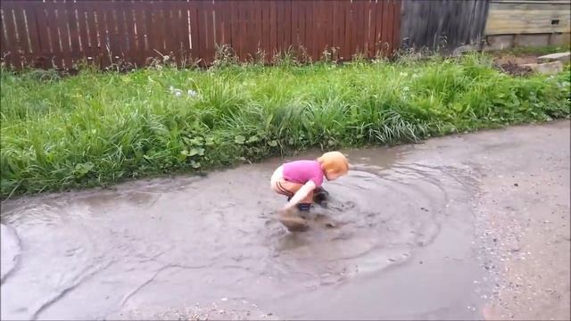 Дети открыли купальный сезон. В луже. (Слабонервным мамам и бабушкам не смотреть _)