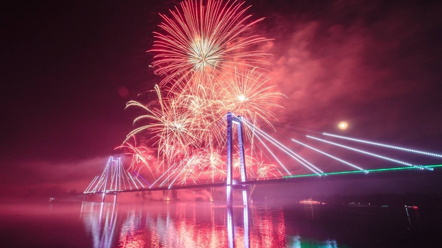 Первомайский праздничный фейерверк в Красноярске в 2022 году. Съемка с квадрокоптера.