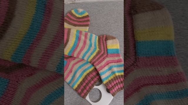 Готовы, две пары носков с разными пятками из пряжи Kartopu -sock yarn- 100 гр/420 м.