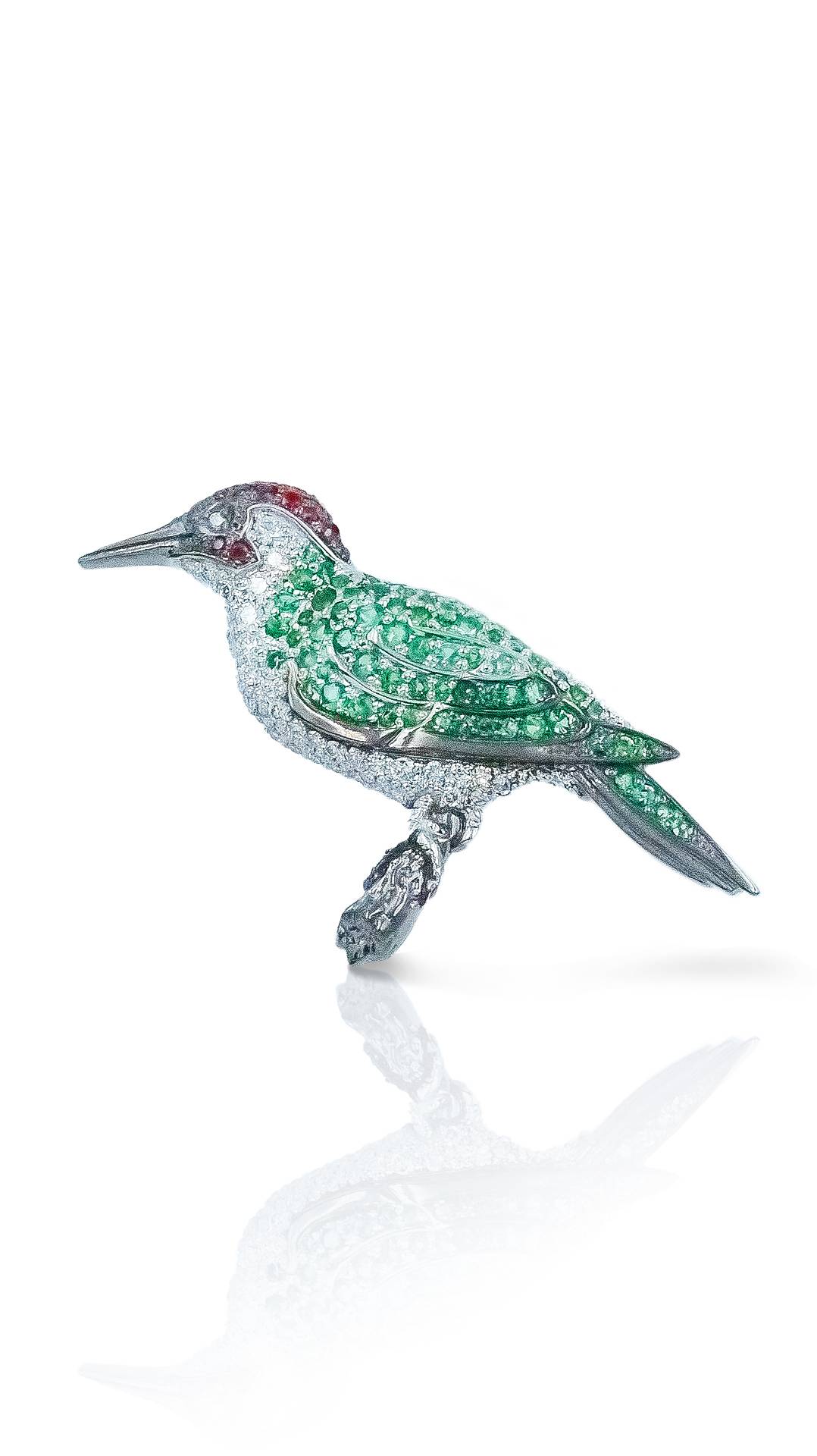 Брошь в виде птицы с бриллиантами, изумрудами и рубинами #птица #дятел #брошь #ювелирныеизделия